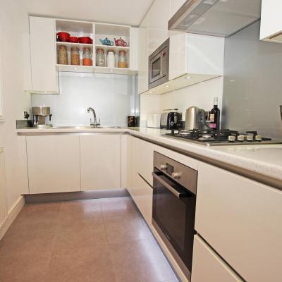 China Modern High Gloss White Lacquer Kitchen Cabinet 18mm HMR Particle Board DTC Soft Close for sale