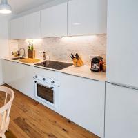 China Modern Italian Assembled Kitchen Cabinets White Acrylic High Glossy for sale