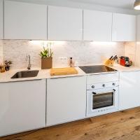 China Modern Italian Assembled Kitchen Cabinets White Acrylic High Glossy for sale