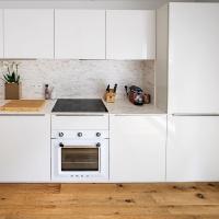 China Modern Italian Assembled Kitchen Cabinets White Acrylic High Glossy for sale
