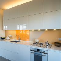China Modern Italian Assembled Kitchen Cabinets White Acrylic High Glossy for sale