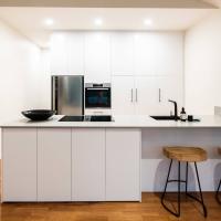 China Modern Lacquer Plywood Kitchen Cabinet 18mm Waterproof Carcass DTC Soft Close Hinges for sale