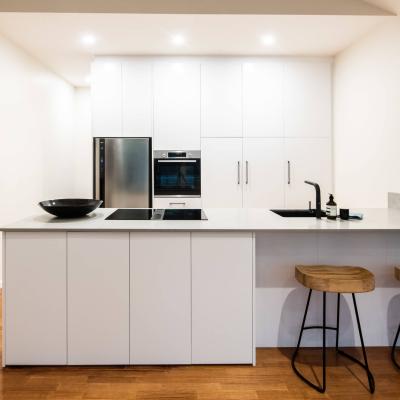 China Modern Lacquer Plywood Kitchen Cabinet 18mm Waterproof Carcass DTC Soft Close Hinges for sale