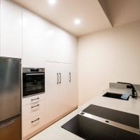 China Modern Lacquer Plywood Kitchen Cabinet 18mm Waterproof Carcass DTC Soft Close Hinges for sale