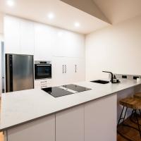 China Modern Lacquer Plywood Kitchen Cabinet 18mm Waterproof Carcass DTC Soft Close Hinges for sale
