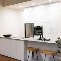 China Modern Lacquer Plywood Kitchen Cabinet 18mm Waterproof Carcass DTC Soft Close Hinges for sale