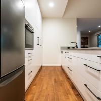 China Modern Lacquer Plywood Kitchen Cabinet 18mm Waterproof Carcass DTC Soft Close Hinges for sale