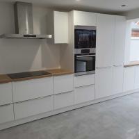 China Custom White Matt Melamine Kitchen Cabinets 18mm DTC Soft Close Hinges for sale