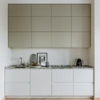China Modern Matt Kitchen Cabinet with 18mm Melamine Finish and 15mm Quartz Countertop for sale