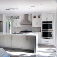 China OEM White Shaker Lacquer Kitchen Cabinets 18mm Carcass Custom Sizes for Modern Kitchen for sale