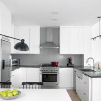China Contemporary Matte White Lacquer Kitchen Cabinet With Island for sale