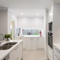 China Custom White Lacquer Kitchen Cabinets U Shape with Island 18mm Carcass Hafele Hardware for sale