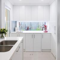 China Custom White Lacquer Kitchen Cabinets U Shape with Island 18mm Carcass Hafele Hardware for sale