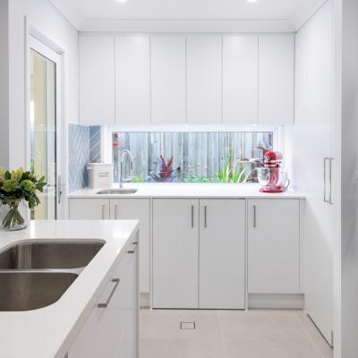China Custom White Lacquer Kitchen Cabinets U Shape with Island 18mm Carcass Hafele Hardware for sale