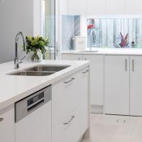 China Custom White Lacquer Kitchen Cabinets U Shape with Island 18mm Carcass Hafele Hardware for sale