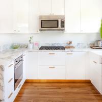 China Custom White Lacquer Kitchen Cabinets U Shape with Island 18mm Carcass Hafele Hardware for sale