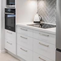 China Custom White Lacquer Kitchen Cabinets U Shape with Island 18mm Carcass Hafele Hardware for sale