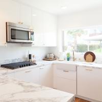 China Custom White Lacquer Kitchen Cabinets U Shape with Island 18mm Carcass Hafele Hardware for sale