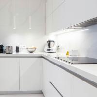 China Floor To Ceiling Modern Matte White Lacquer Paint Kitchen Cabinet for sale