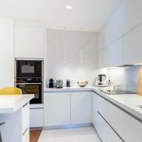 China Floor To Ceiling Modern Matte White Lacquer Paint Kitchen Cabinet for sale