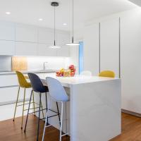 China Floor To Ceiling Modern Matte White Lacquer Paint Kitchen Cabinet for sale