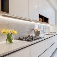 China Modern Matte White Wooden PVC Kitchen Cabinets With Sink for sale