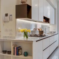 China Modern Matte White Wooden PVC Kitchen Cabinets With Sink for sale
