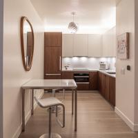 China ODM OEM Wood Grain L Shaped Kitchen Cabinet 18mm HMR Core Blum Soft Close Hardware for sale