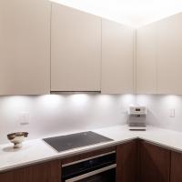 China ODM OEM Wood Grain L Shaped Kitchen Cabinet 18mm HMR Core Blum Soft Close Hardware for sale