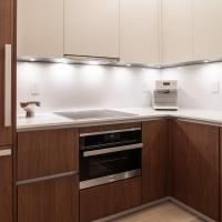 China ODM OEM Wood Grain L Shaped Kitchen Cabinet 18mm HMR Core Blum Soft Close Hardware for sale