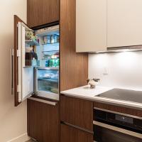China ODM OEM Wood Grain L Shaped Kitchen Cabinet 18mm HMR Core Blum Soft Close Hardware for sale