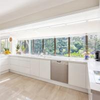 China Modern White PVC Kitchen Cabinet Modern Prefab Cabinets for sale