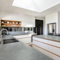 China Modern Unit L Shaped White Lacquer Home Kitchen Cabinets With LED Light for sale