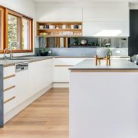 China Modern Unit L Shaped White Lacquer Home Kitchen Cabinets With LED Light for sale