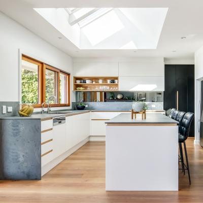 China Modern Unit L Shaped White Lacquer Home Kitchen Cabinets With LED Light for sale