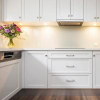 China U Shaped White Shaker Lacquer Kitchen Cabinets 18mm HMR Core MDF for sale