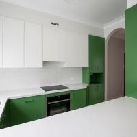 China Melamine White Green Kitchen Cabinet 18mm MDF Wood Grain Matched Custom U Shape for sale