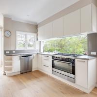 China Custom White Lacquer Painting Kitchen Cupboard 18mm HMR Core MDF for sale