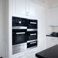 China White Solid Wood Kitchen Cabinet Customized European Style for sale