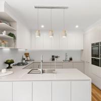 China Modern Design Luxury White Lacquer Kitchen Cabinet For House Use for sale
