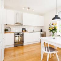 China Modern Design Luxury White Lacquer Kitchen Cabinet For House Use for sale