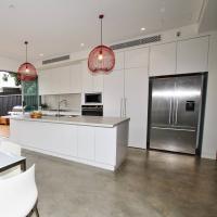 China Modern Design Luxury White Lacquer Kitchen Cabinet For House Use for sale