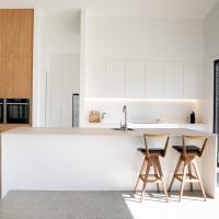 China Modern Design Luxury White Lacquer Kitchen Cabinet For House Use for sale