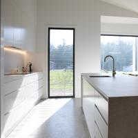 China Modern Design Luxury White Lacquer Kitchen Cabinet For House Use for sale