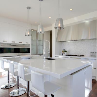 China Customized Villa Modern White Glossy Kitchen Cabinets Moisture Proof for sale