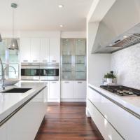 China Customized Villa Modern White Glossy Kitchen Cabinets Moisture Proof for sale