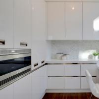 China Customized Villa Modern White Glossy Kitchen Cabinets Moisture Proof for sale