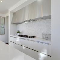 China Customized Villa Modern White Glossy Kitchen Cabinets Moisture Proof for sale