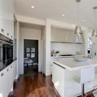 China Customized Villa Modern White Glossy Kitchen Cabinets Moisture Proof for sale