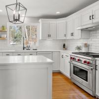 China European Style Solid Wood Kitchen Cabinet Modern Raised Panel Kitchen Cabinets for sale